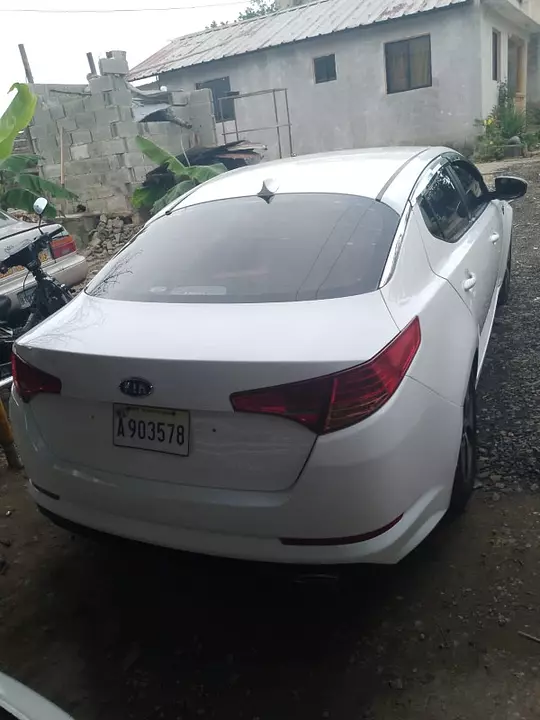 Corotos | se vende carro K5 color blanco perla año