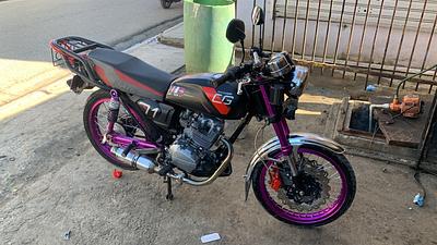 Corotos | Se vende CG súper Gato 200 cc negro mate con morado año 2021 45,000