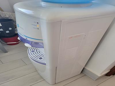 Corotos | Bebedero de agua Nikel, con nevera. Climatizado