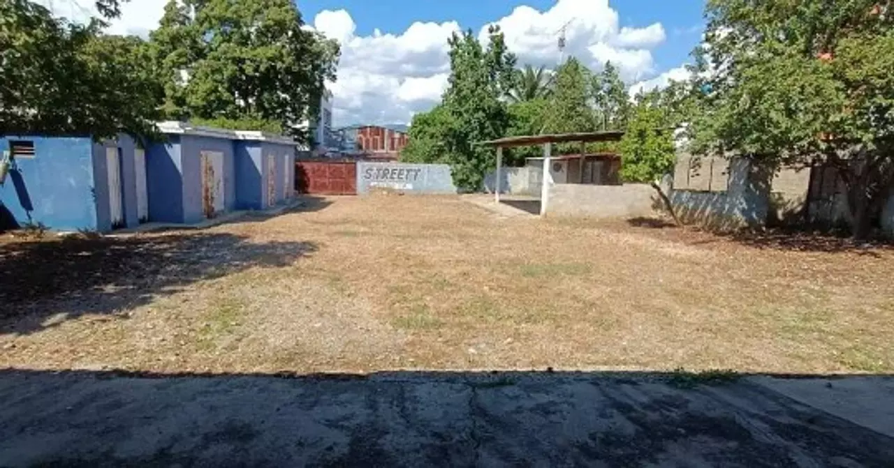 Corotos | Rento terreno 1400mt2 para almacén o parqueo privado