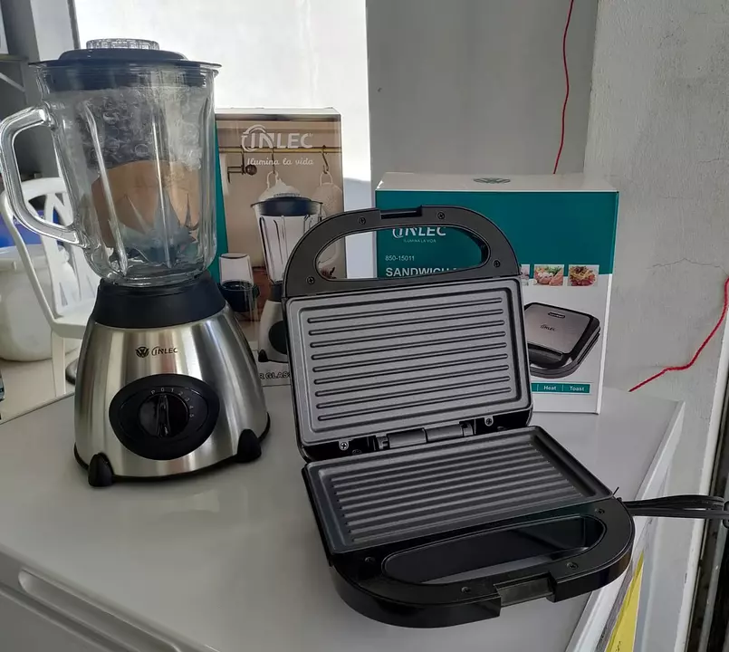 Corotos | Combo de Licuadora y tostadora marca Winlec.